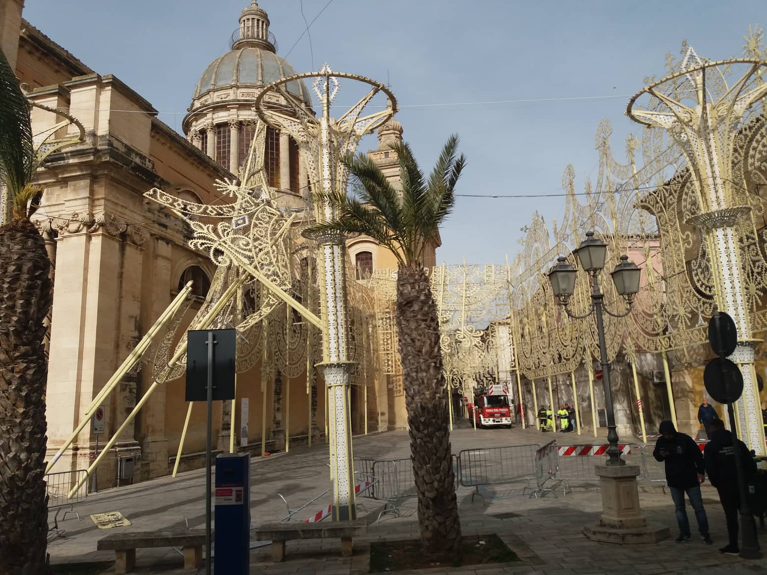Forte vento a Comiso, danneggiate le luminarie della Paci. Intervengono ... Forte vento a Comiso, danneggiate le luminarie della Paci. Intervengono ...