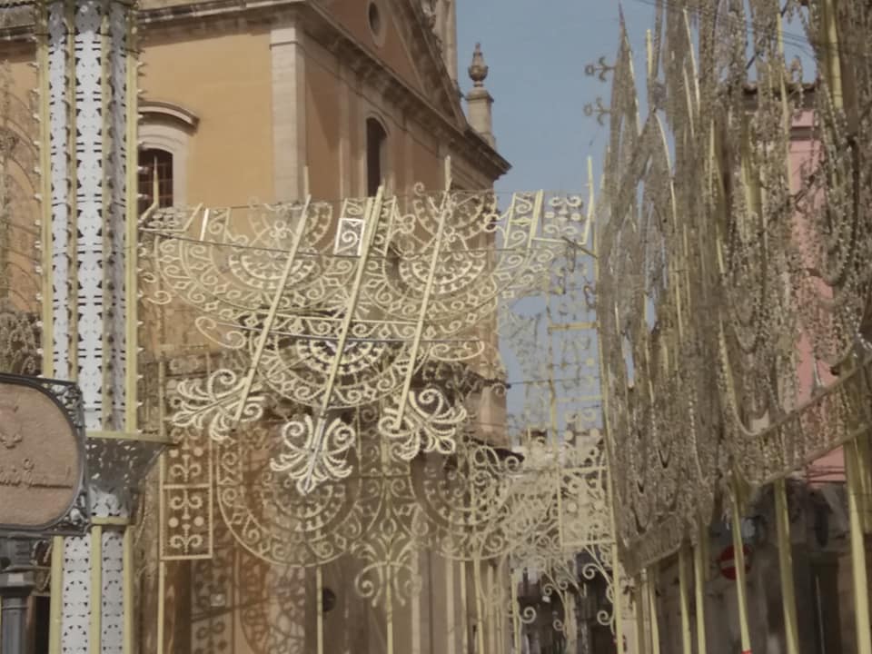 Forte vento a Comiso, danneggiate le luminarie della Paci. Intervengono ... Forte vento a Comiso, danneggiate le luminarie della Paci. Intervengono ...