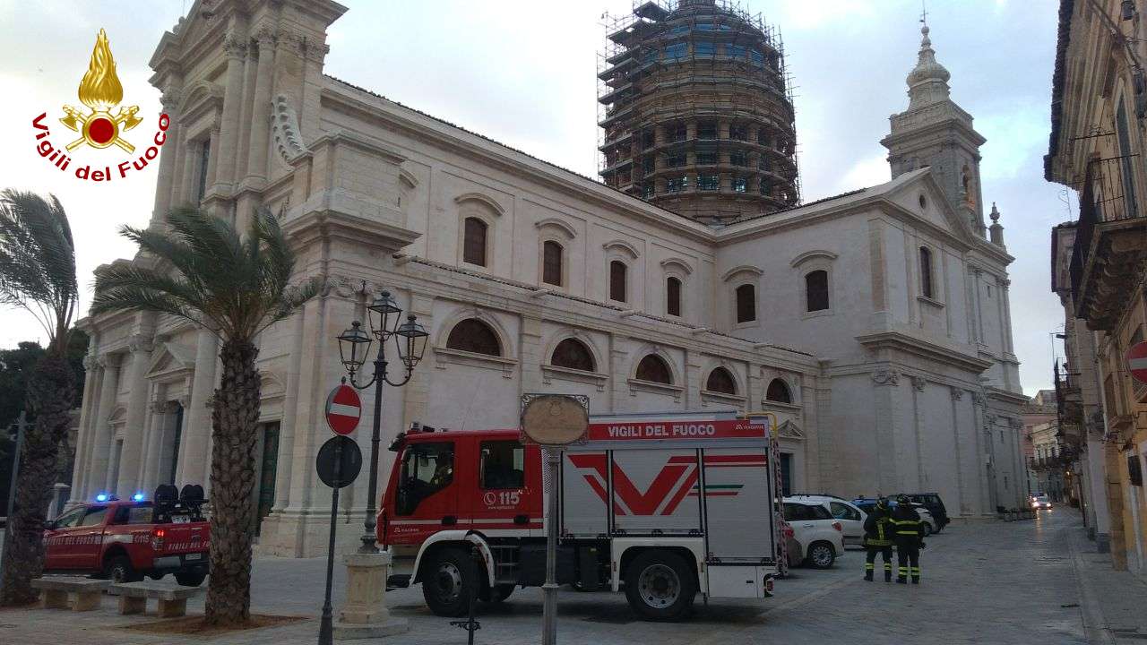 Comiso News - Maltempo a Comiso: i vigili del fuoco mettono in ... Comiso News - Maltempo a Comiso: i vigili del fuoco mettono in ...